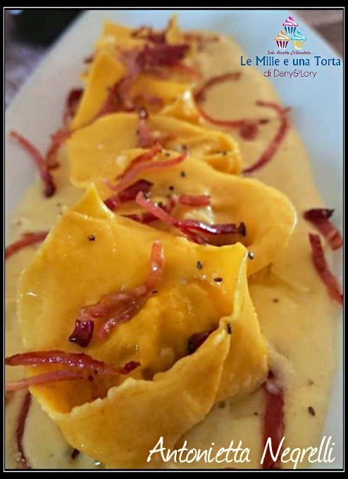 CAPPELLACCI CON RICOTTA, FUNGHI E SPECK SU LETTO DI FONDUTA - Le mille ...