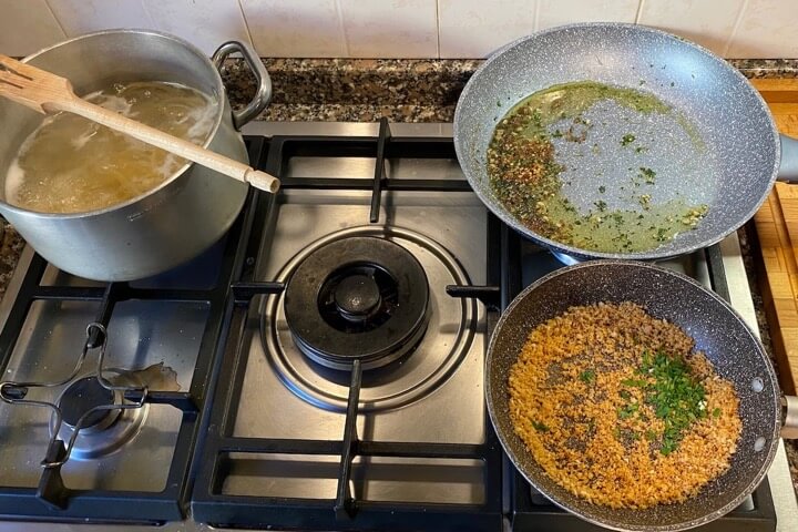 Pasta con la mollica | piatto siciliano pronto in 5 minuti - Le mille ...